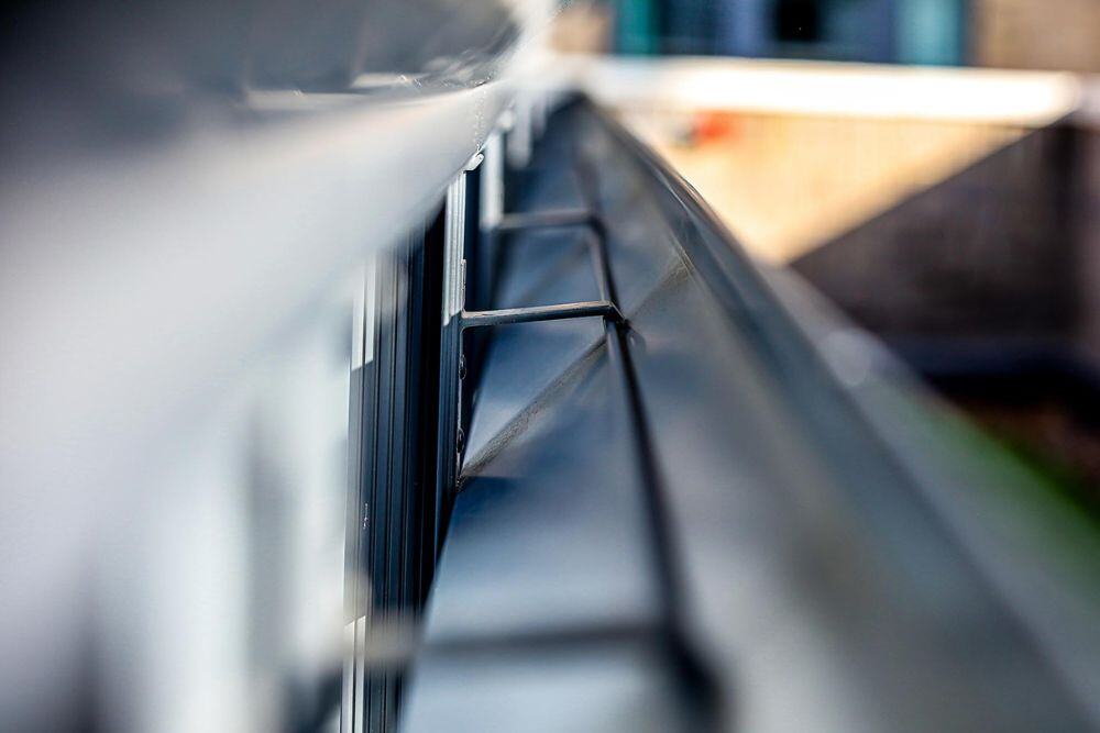 Free standing louvre - Contour® PL Pluto Louvre - Maple Façades